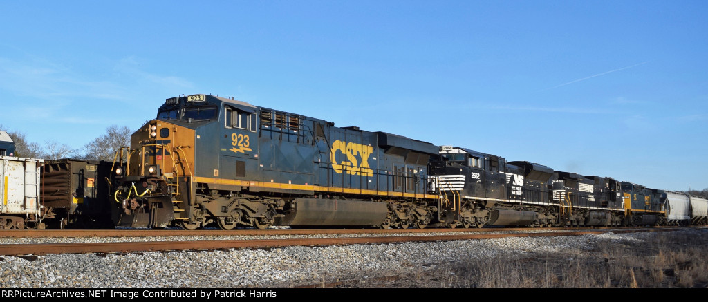 CSX 923 ES44AH NS 2662 SD70M-2 NS 9451 C40-9W CSX 407 AC44CW westbound through CSX Junta Yard in ...